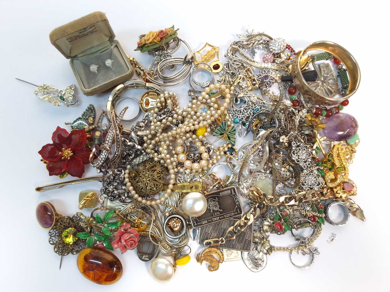 Lot 1047 - JEWELLERY